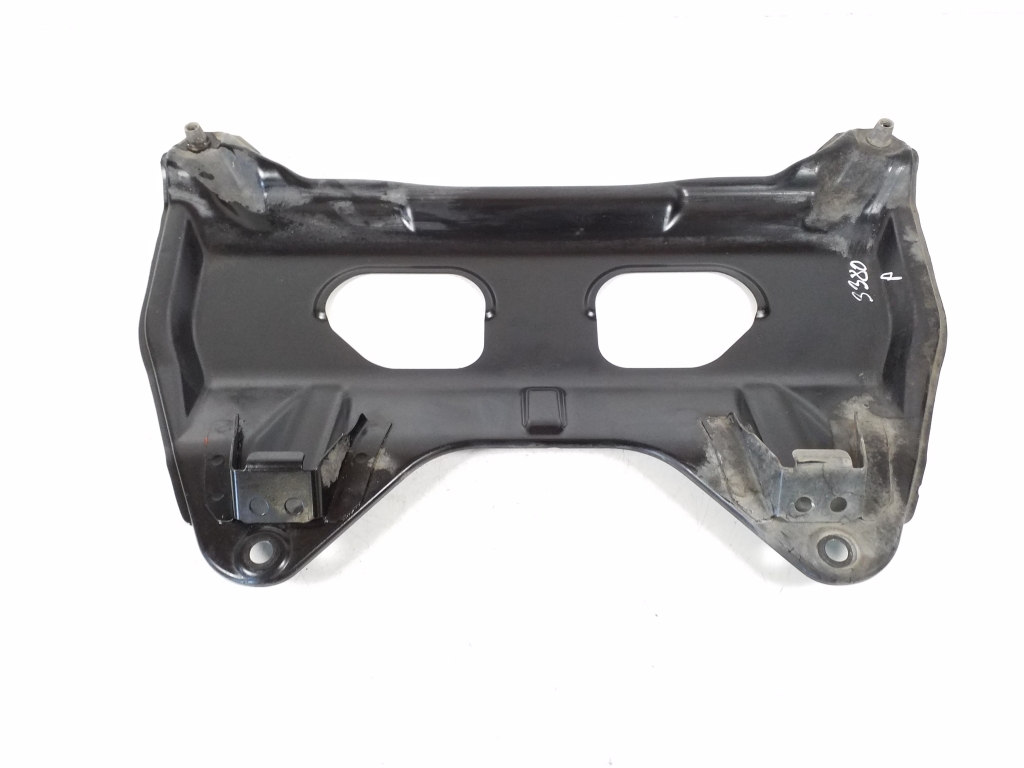 Использовал Mercedes Benz CLS-Class Еще одна деталь передней траверсы ...