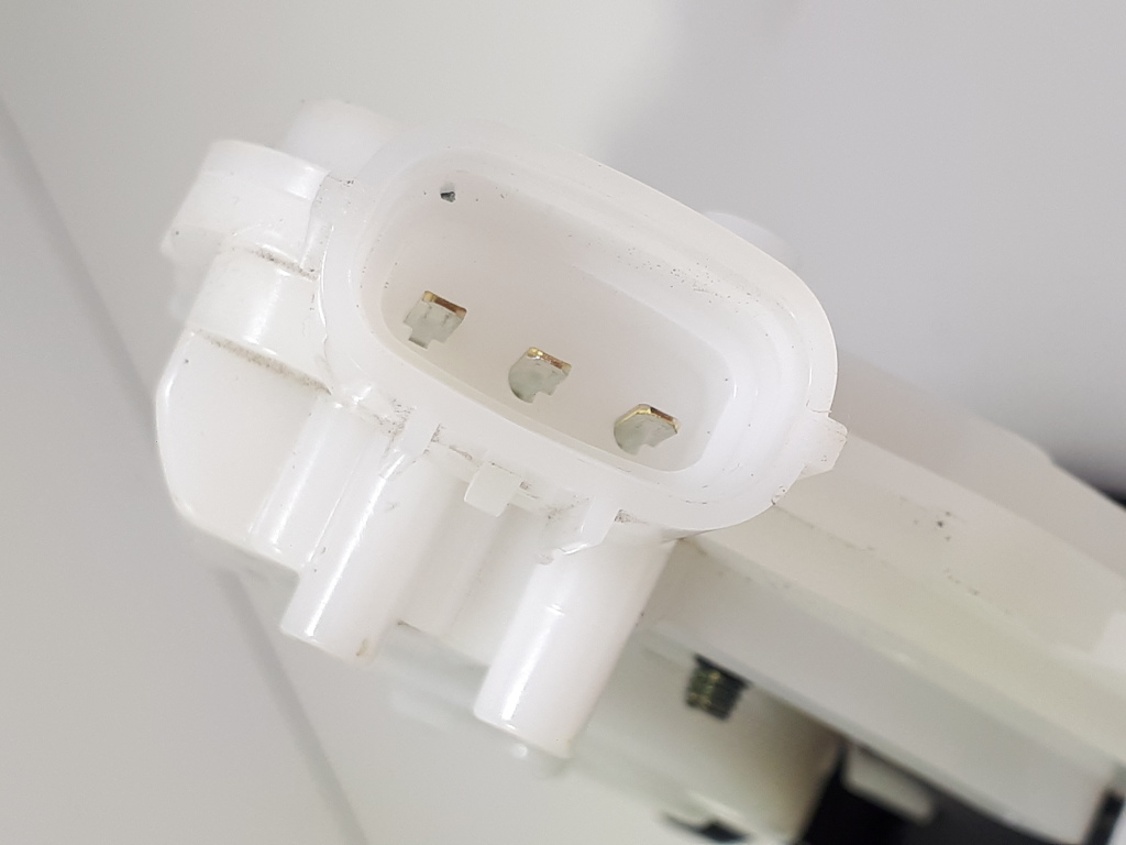 Used TOYOTA Yaris Trunk lid lock 69350-02090