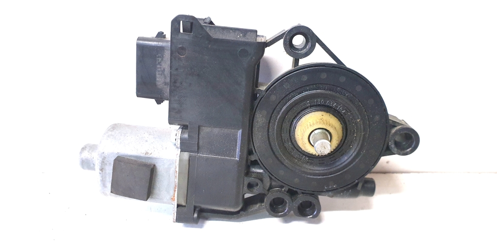 Naudotas Kia Sorento Galinių šoninių durų stiklo pakėlėjo varikliukas ...