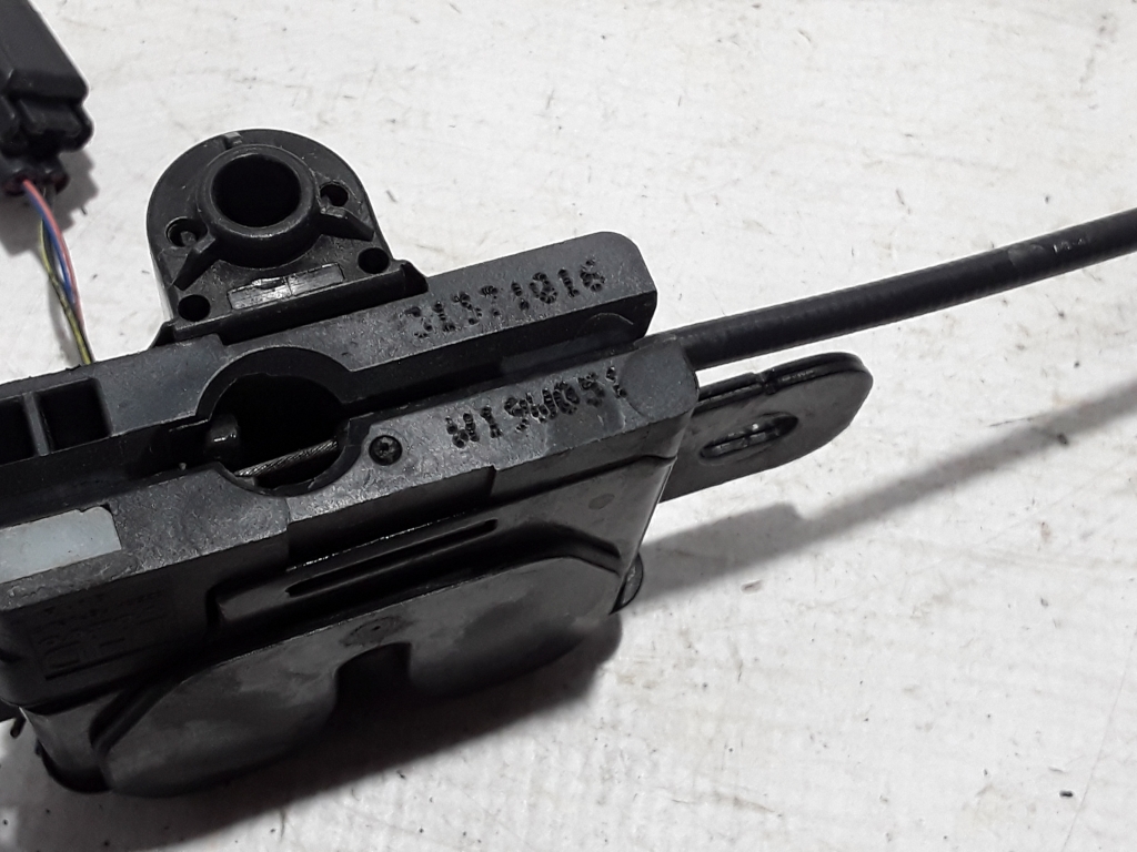 Used VOLVO V40 Engine cover lock 31371016