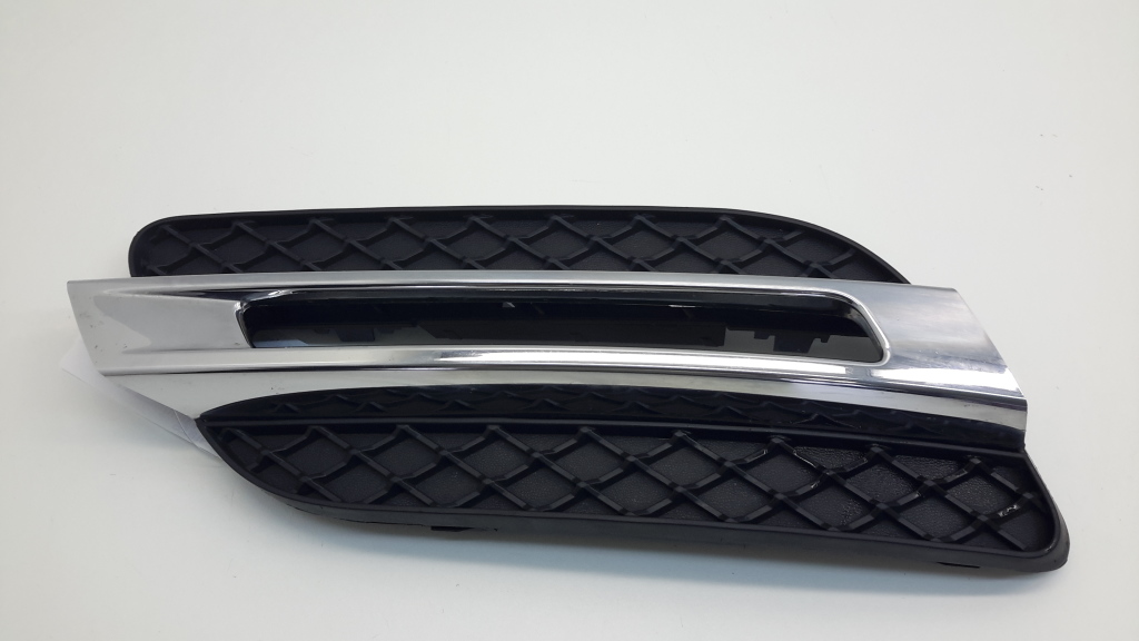 Used Mercedes Benz ML-Class Front bumper fog lamp cover A1668842122