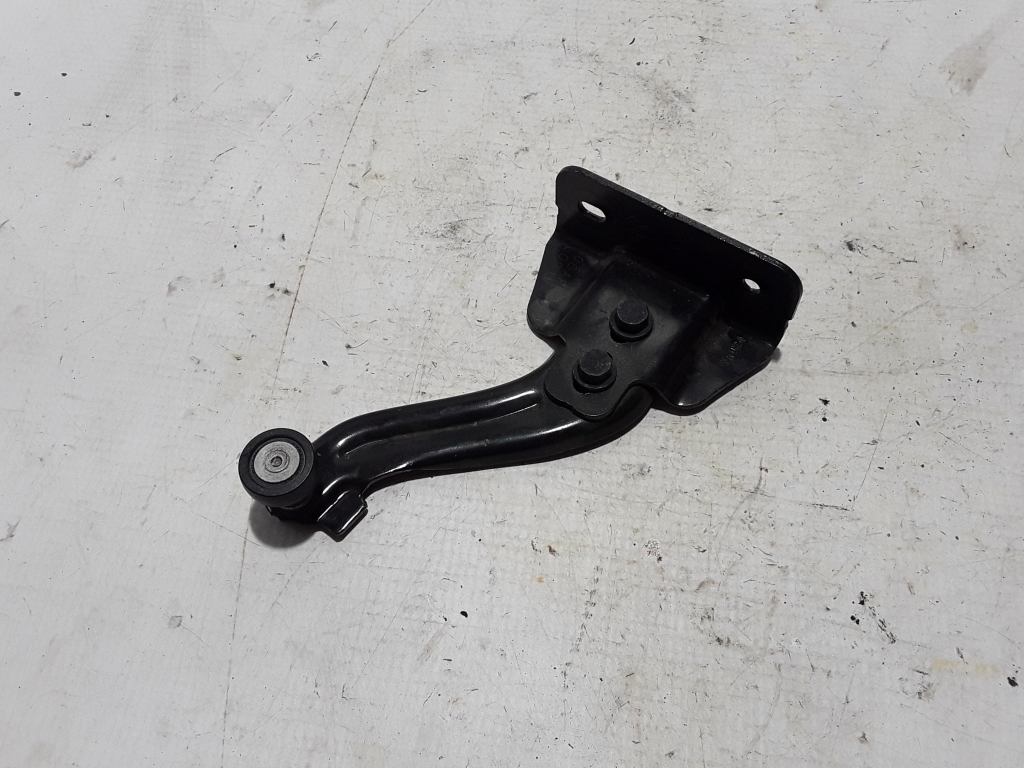 Used Chrysler Pacifica Sliding door bracket 68235306AA