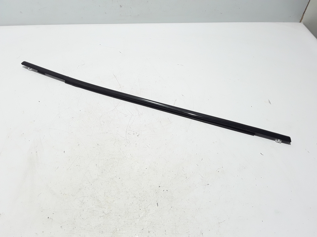 Used VOLVO XC60 Rear side door strip to glass outer 32237243