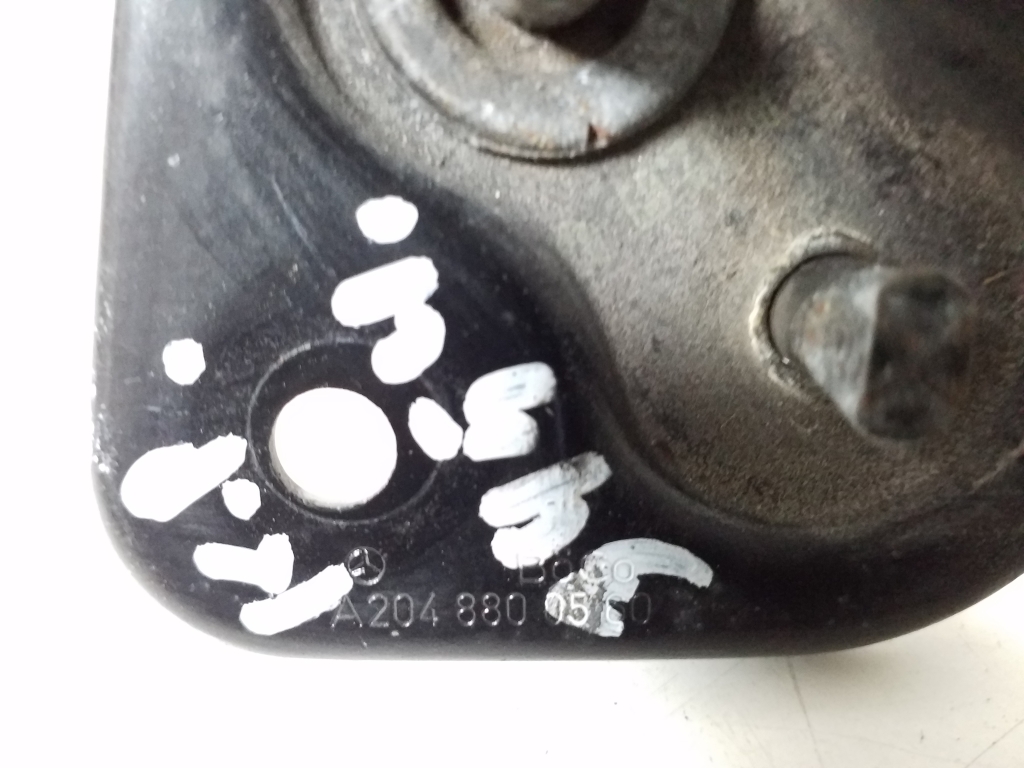 Naudotas Mercedes Benz C-Class Variklio gaubto kita detalė A2048800560