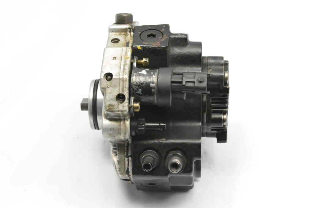 Used VOLVO XC90 Fuel pump 8689590