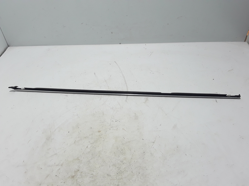Used VOLVO XC90 Rear side door strip to glass outer 31699847
