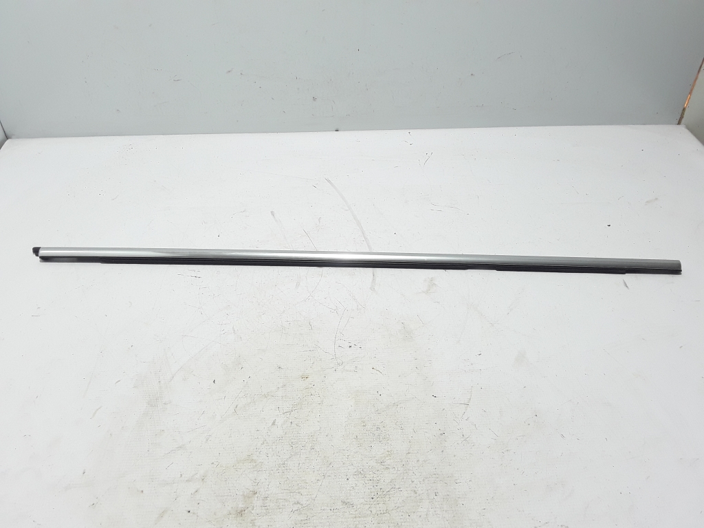 Used VOLVO XC90 Rear side door strip to glass outer 31699847