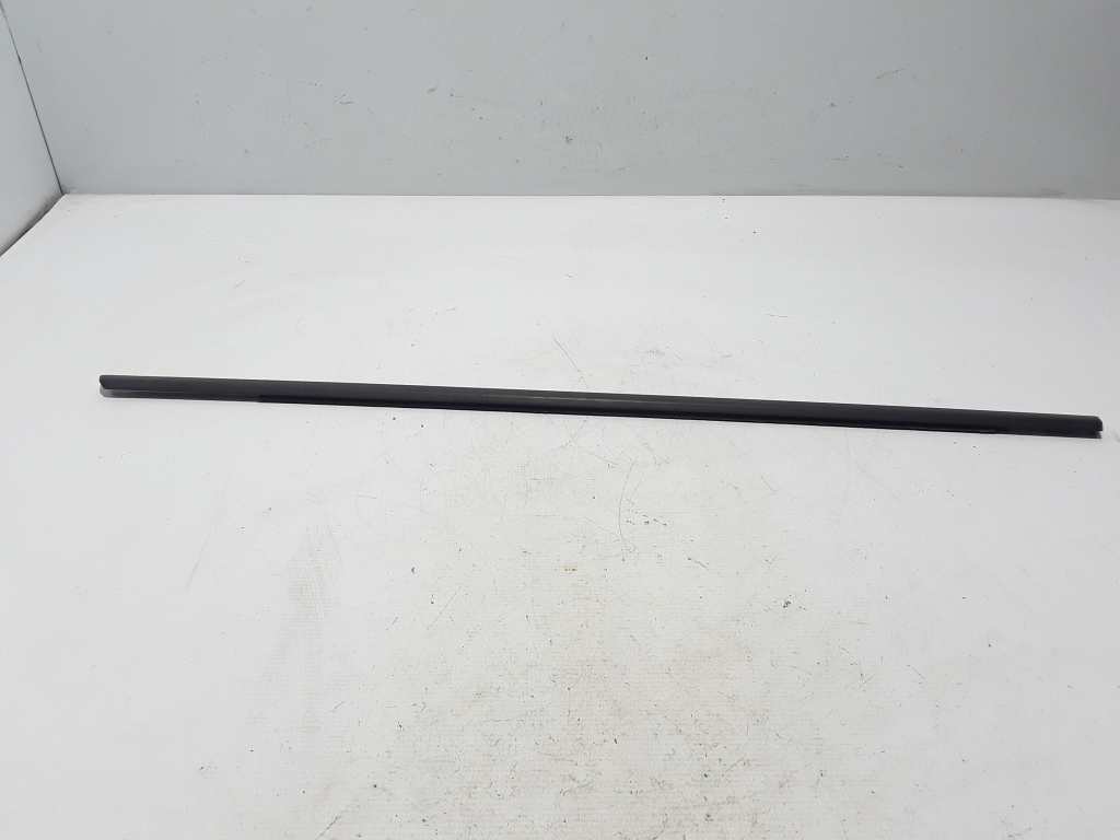Used VOLVO XC60 Rear side door strip to glass outer 31402542