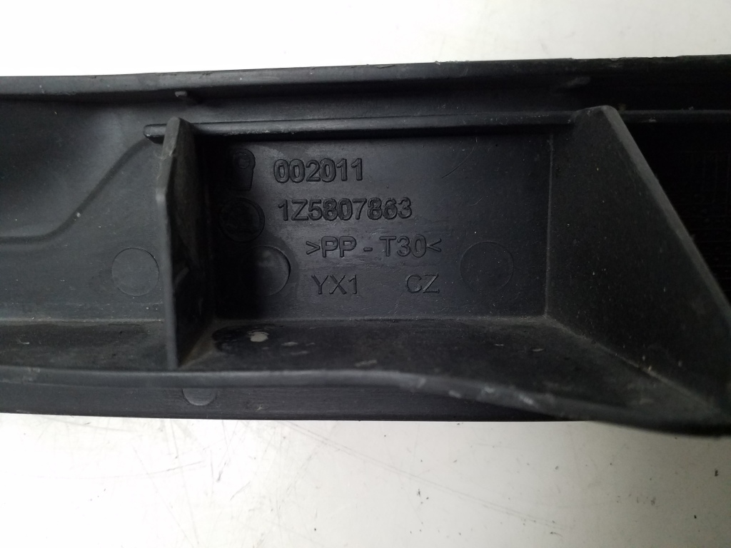 Used Skoda Octavia Rear bumper bracket 1Z5807863
