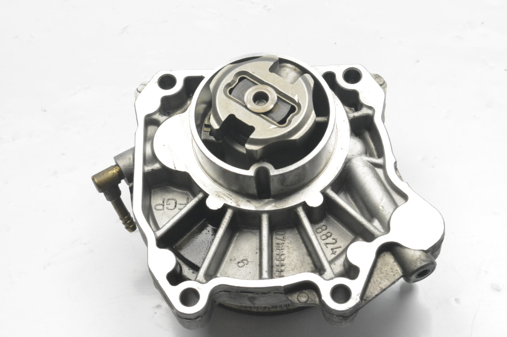 Used Opel Zafira Vacuum pump 55205446
