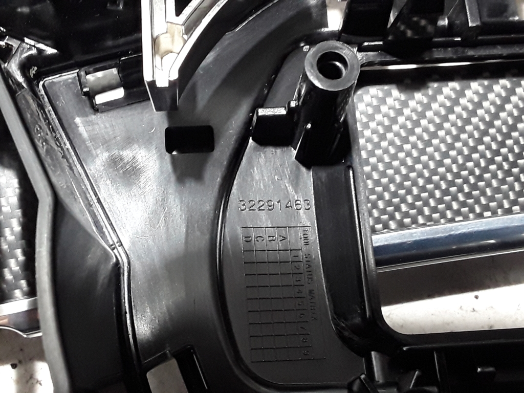 Naudotas VOLVO XC40 Priekinės grotelės 32291463