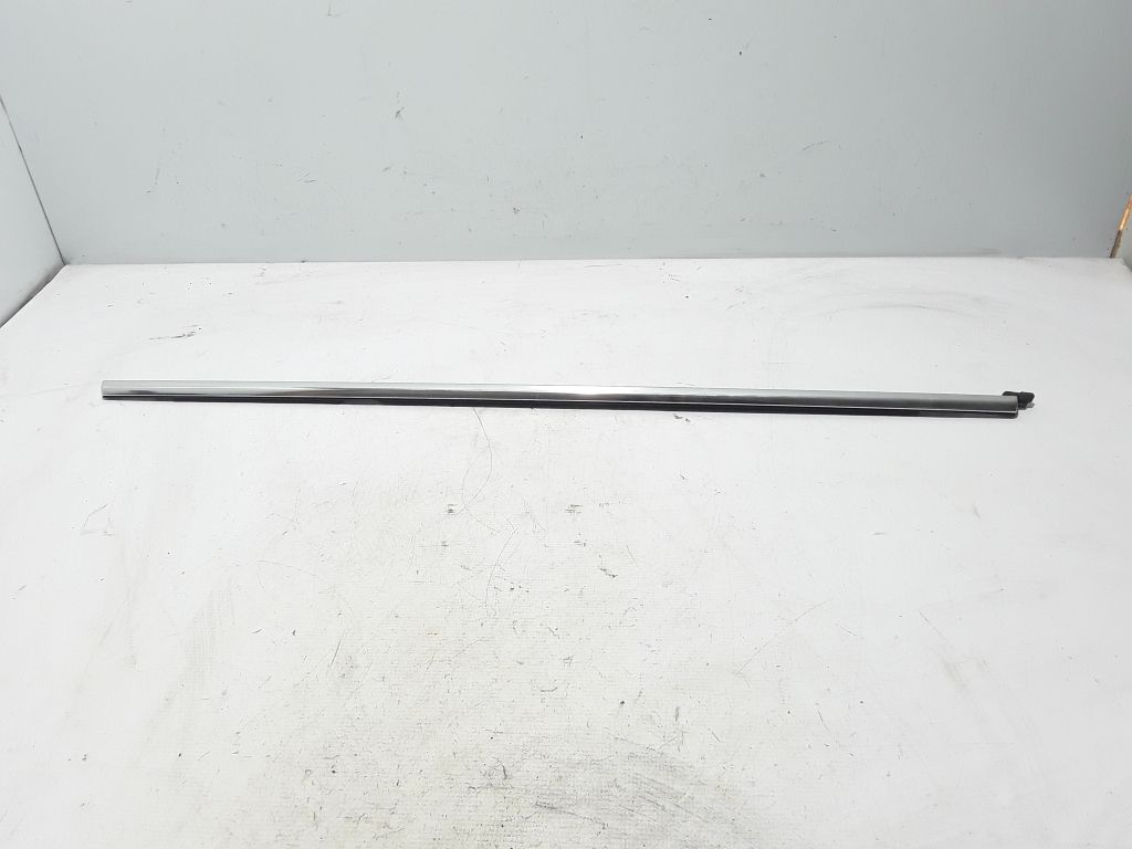Used VOLVO XC90 Rear side door strip to glass outer 32237184