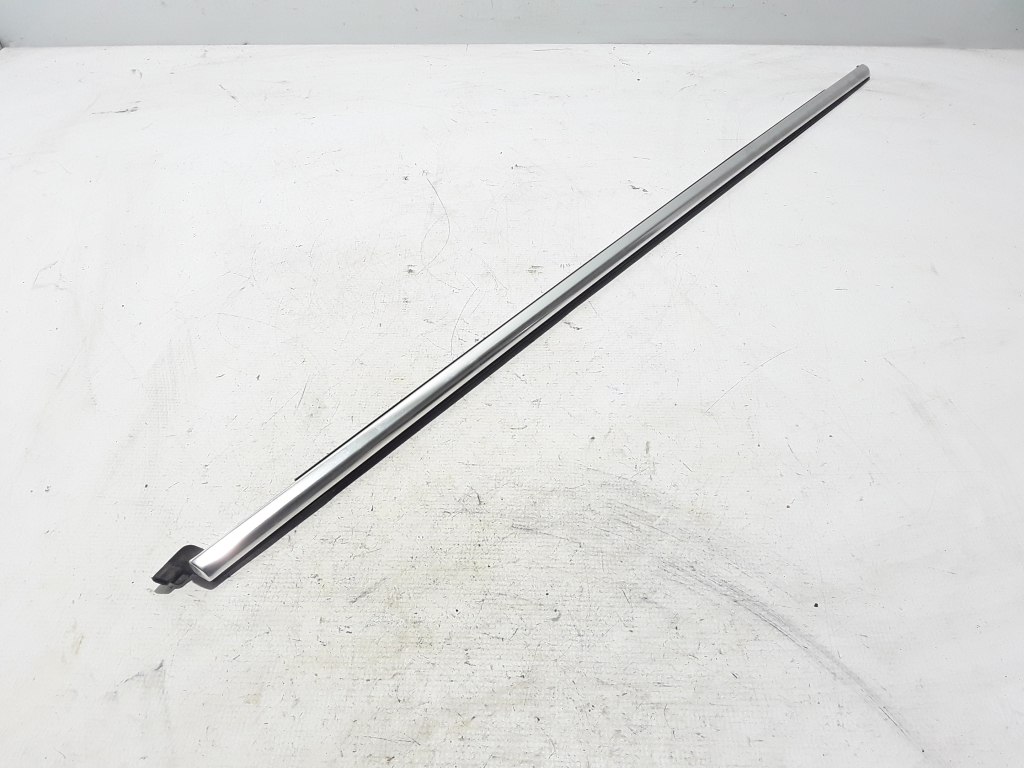 Used VOLVO XC90 Rear side door strip to glass outer 31699847