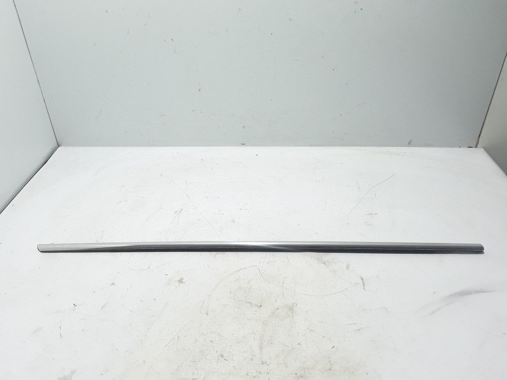 Used VOLVO XC90 Front door strip to the glass exterior 32237181