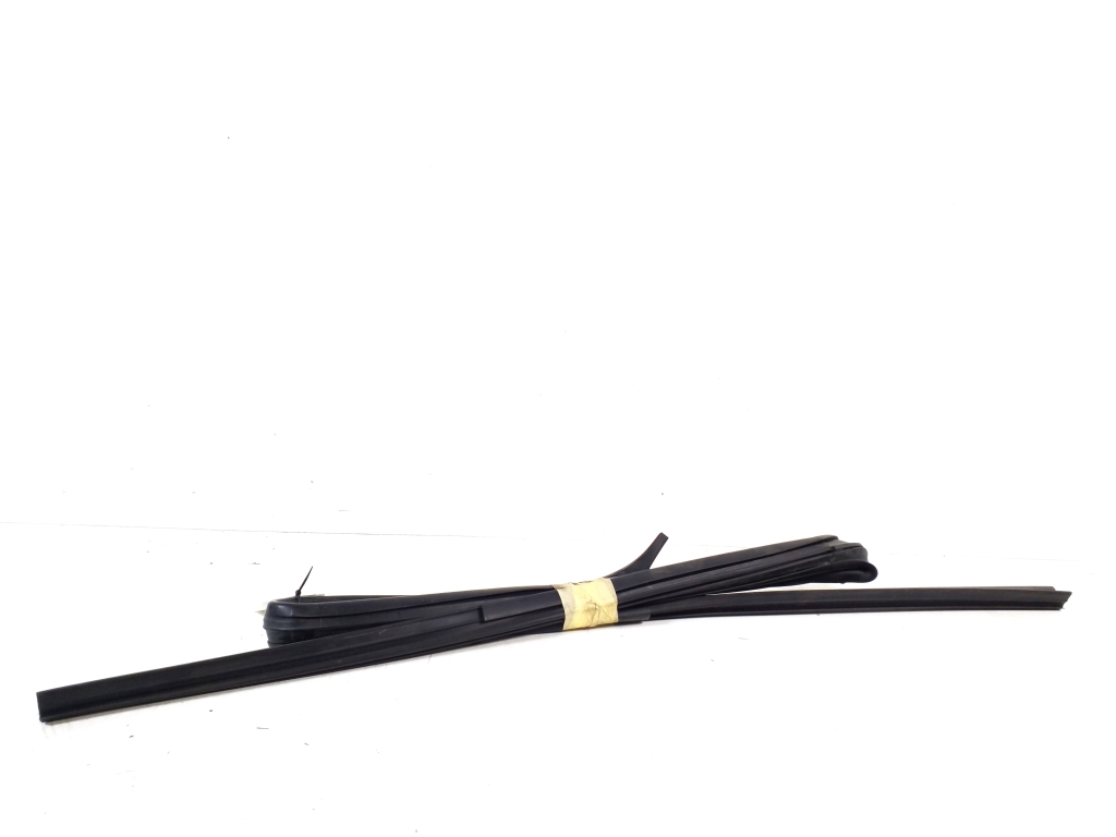 Used TOYOTA Hilux Other detail of the rear side door 68152-0K010