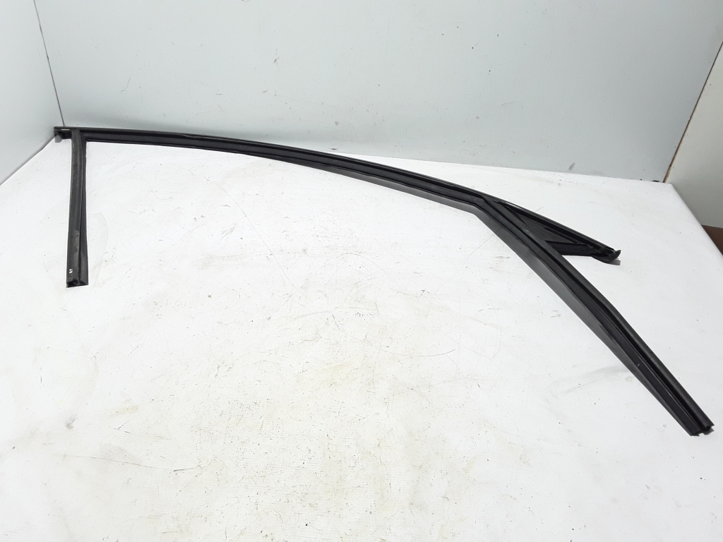 Naudotas VOLVO XC60 Priekinių durų juosta prie stiklo išorinė 32237244