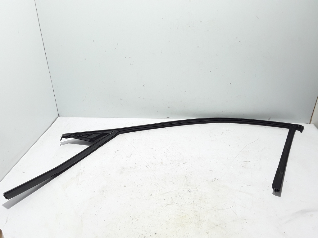 Used VOLVO XC60 Front door strip to the glass exterior 32237244