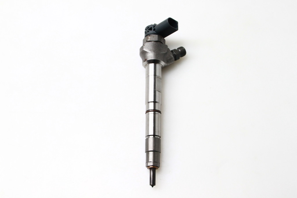 Used Volkswagen Golf Fuel injector 04L130277AC