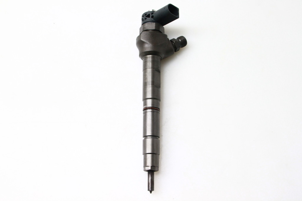 Used Volkswagen Golf Fuel injector 04L130277E