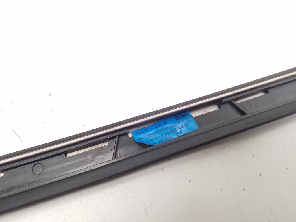 Used Mercedes Benz E-Class Windscreen strut outer A2076900462