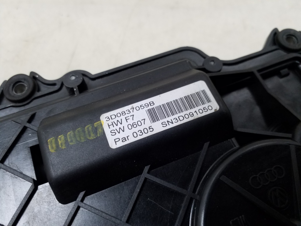Used Volkswagen Phaeton Rear side door closer 3D0837059B