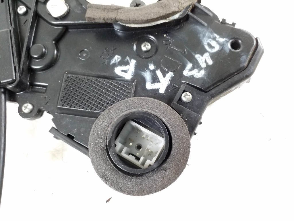 Used TOYOTA Yaris Front door lock 69040-0D140