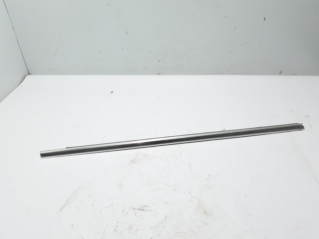 Used VOLVO XC70 Front door strip to the glass exterior 31349453