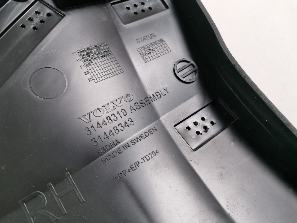 Used VOLVO XC40 Rear side door strip 31448319