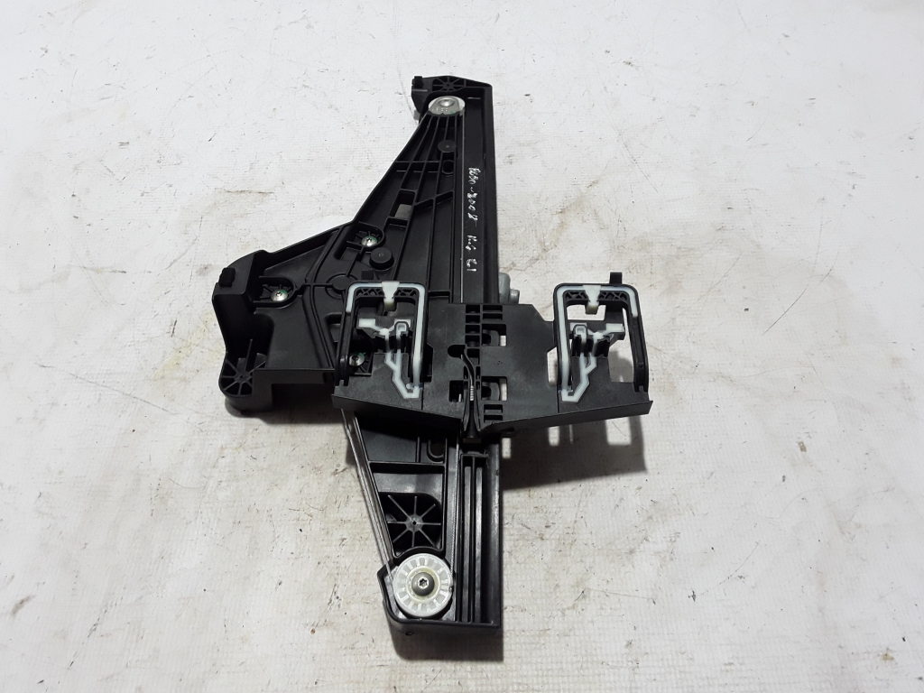 Naudotas Peugeot 2008 Galinių šoninių durų stiklo pakėlėjas 9830003080