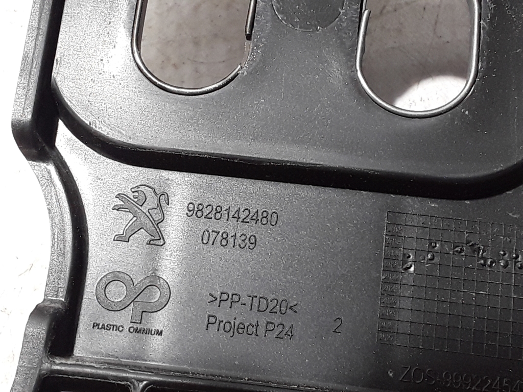 Used Peugeot 2008 Another detail of the front bumper beam 9828142480