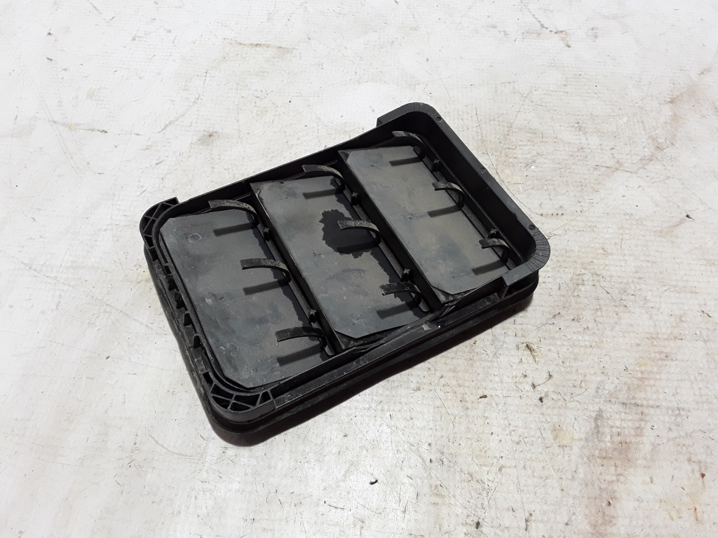 Used Peugeot 2008 Rear wing ventilation grille 9831031680