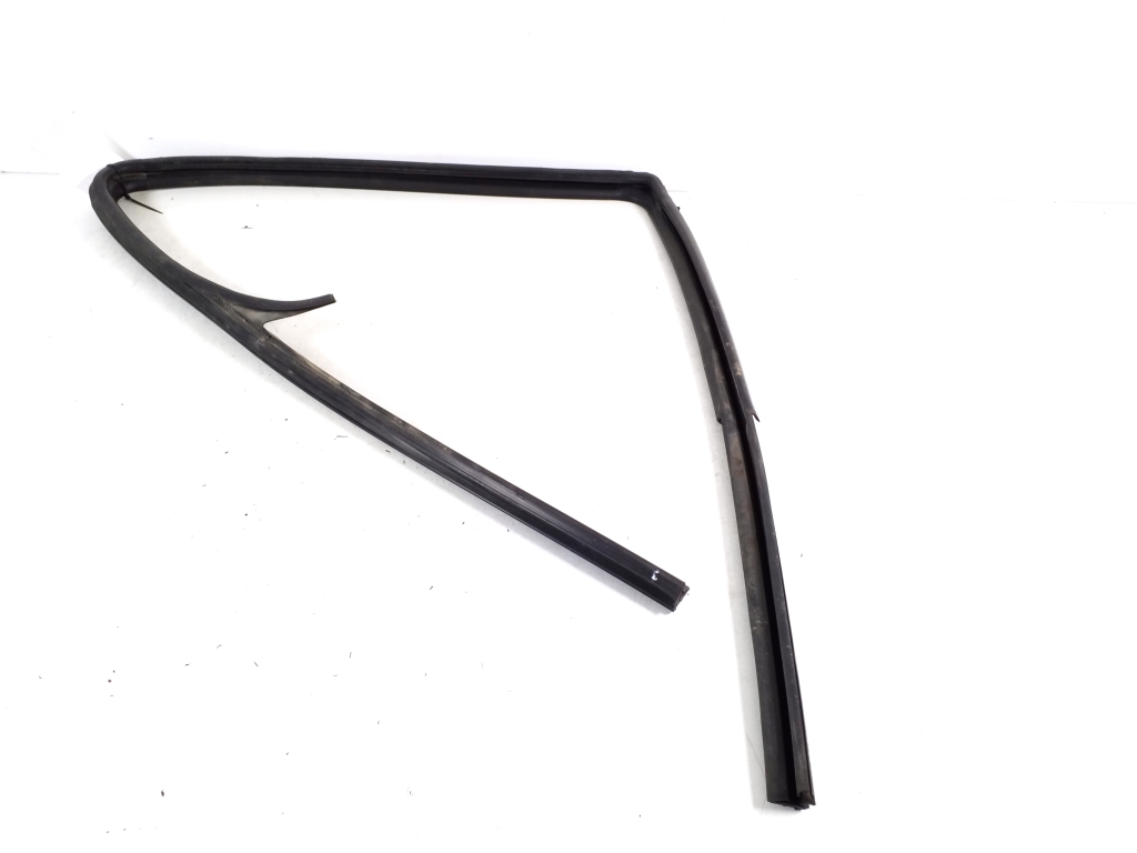 Used TOYOTA Hilux Other detail of the rear side door 68142-0K010