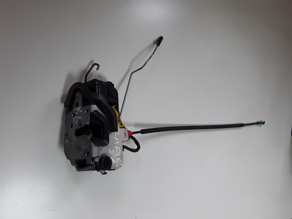 Used Opel Zafira Rear side door lock 13579555