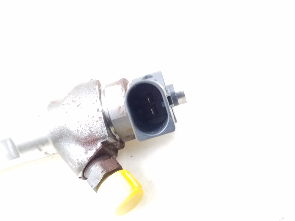 Used Skoda Octavia Fuel injector 04L130277AC