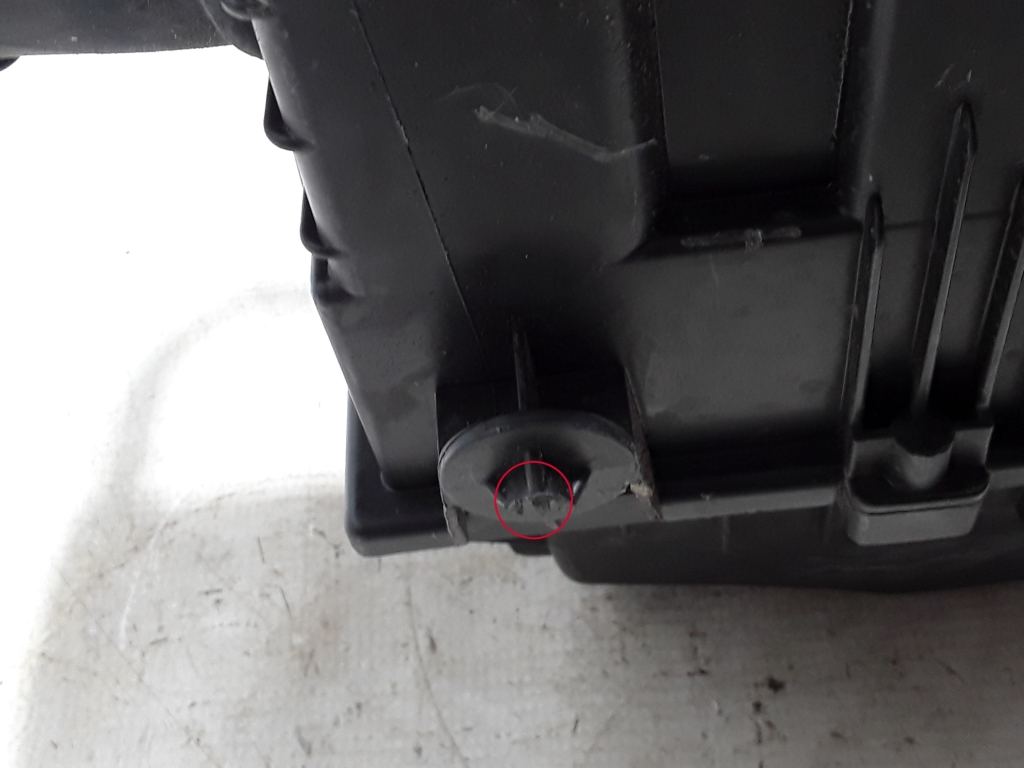 Used RENAULT Master Air filter housing 165008632R