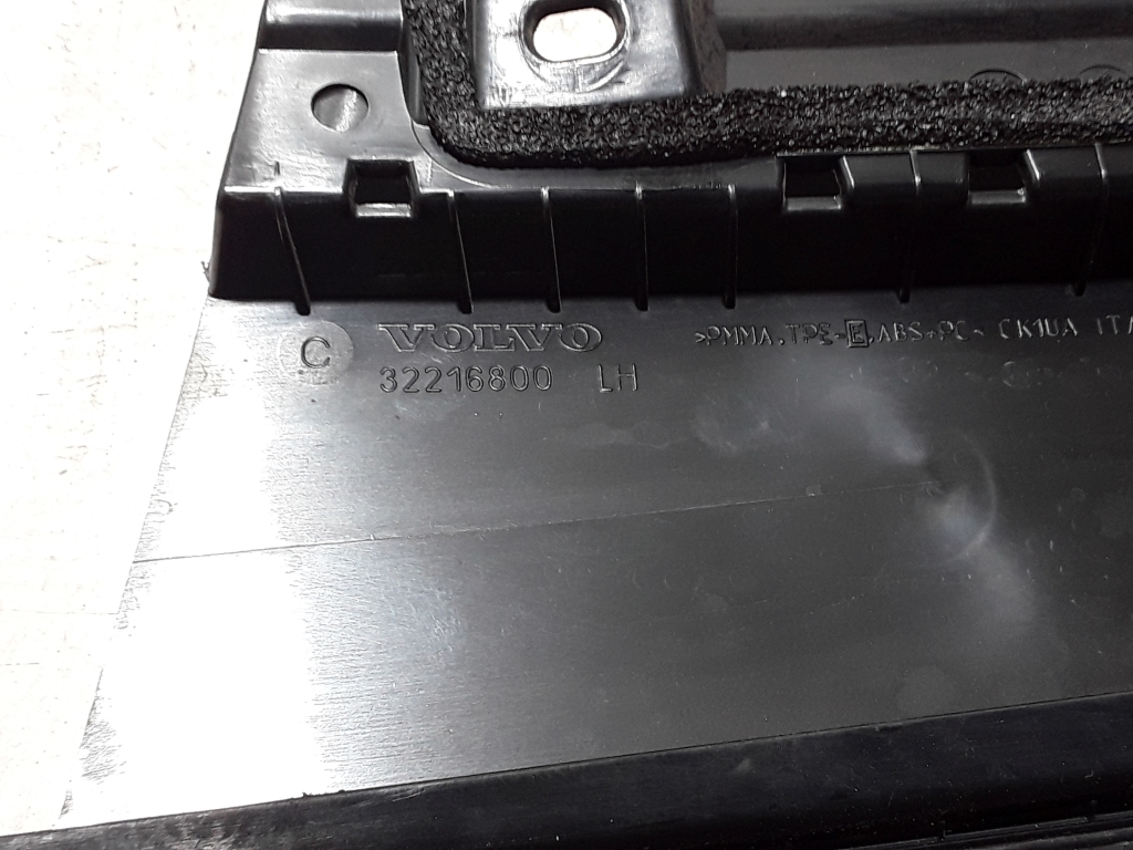 Naudotas VOLVO XC60 Galinių šoninių durų juostelė prie stiklo išorinė ...