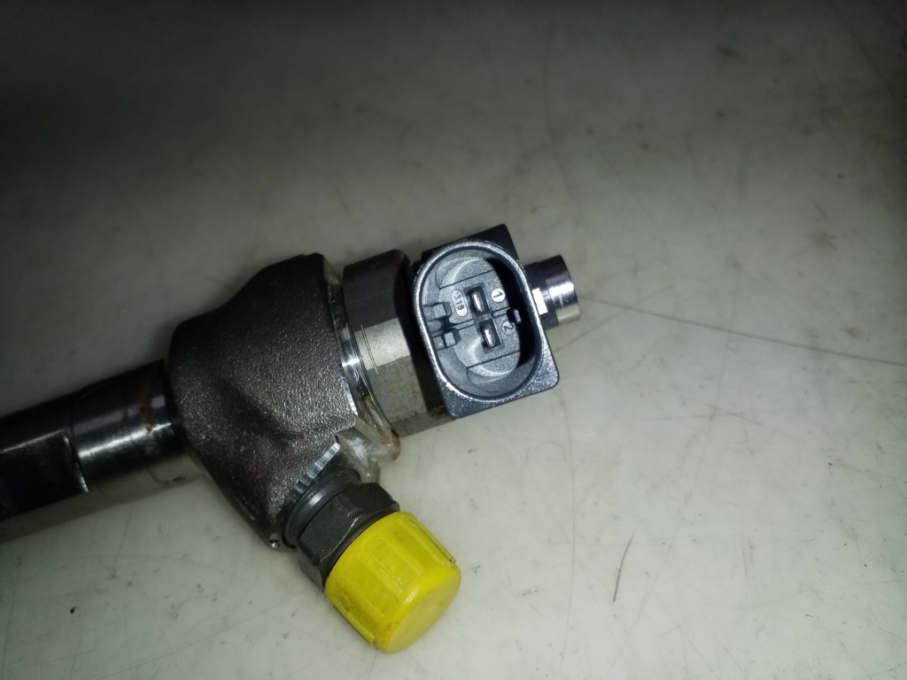 Used Volkswagen Golf Fuel injector 04L130277AD