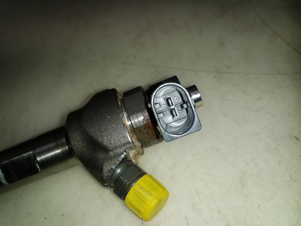 Used Volkswagen Golf Fuel injector 04L130277AD