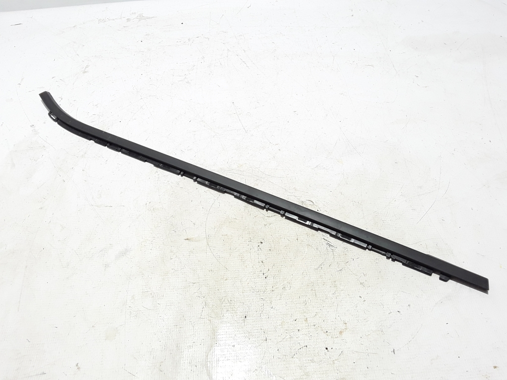 Used RENAULT Captur Rear side door strip to glass outer 828206542R