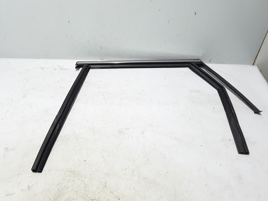 Used VOLVO V90 Rear side door strip to glass outer 31479567