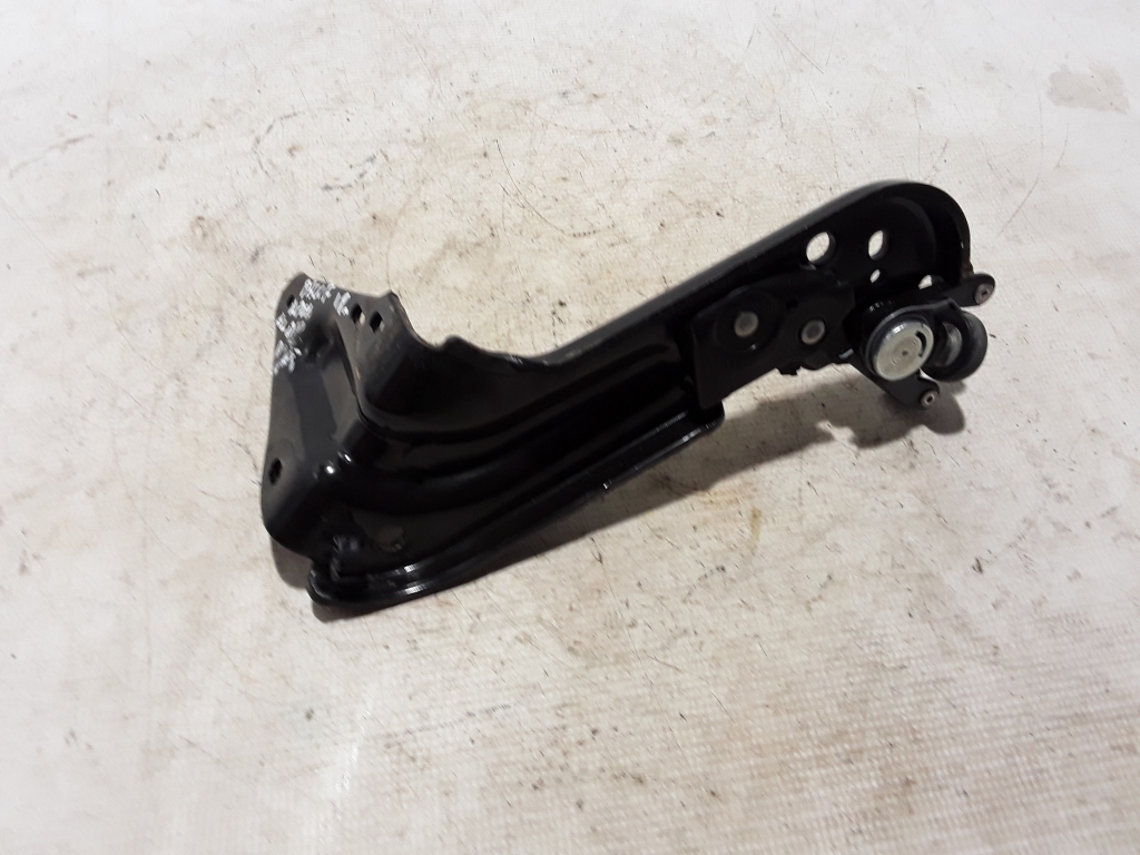 Used Chrysler Pacifica Sliding door bracket 68185996AD