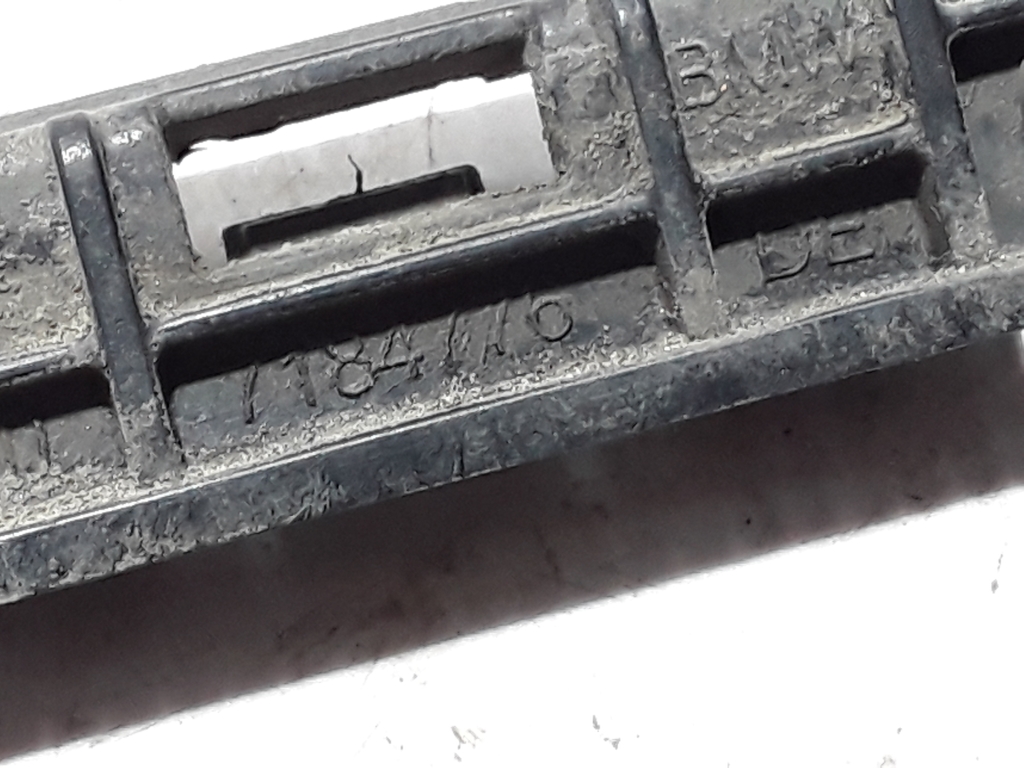 Naudotas BMW 5 SERIES Išorinės slenksčio apdailos laikiklis 7184776