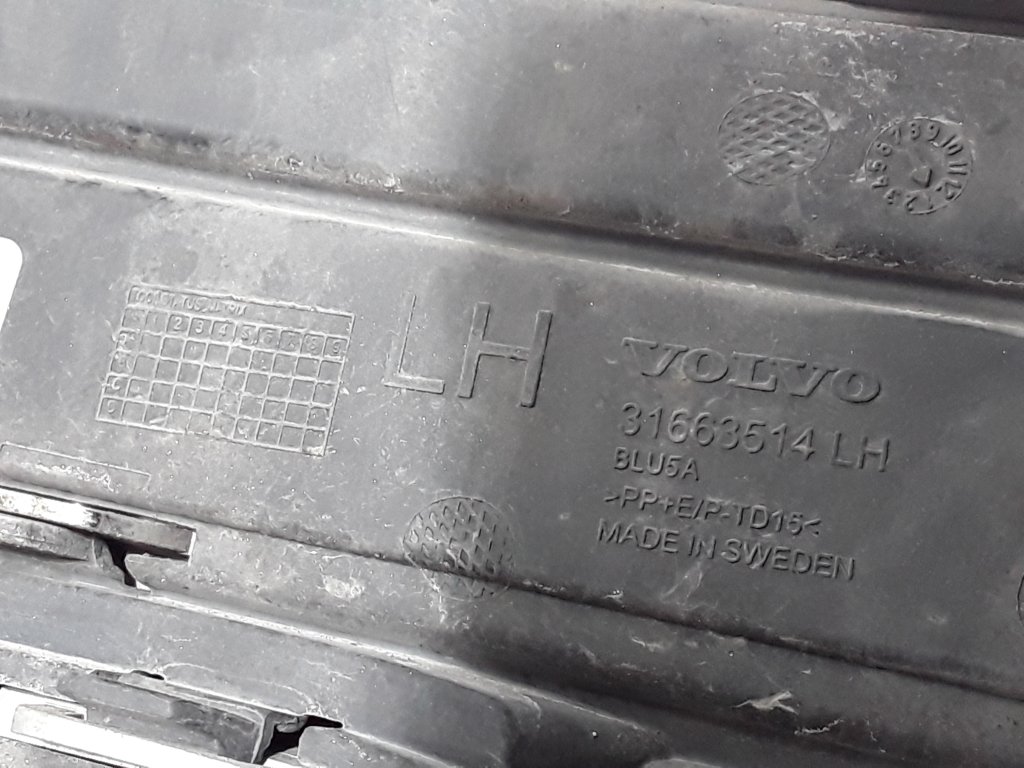 Used VOLVO XC90 Front bumper lower grille 31663514