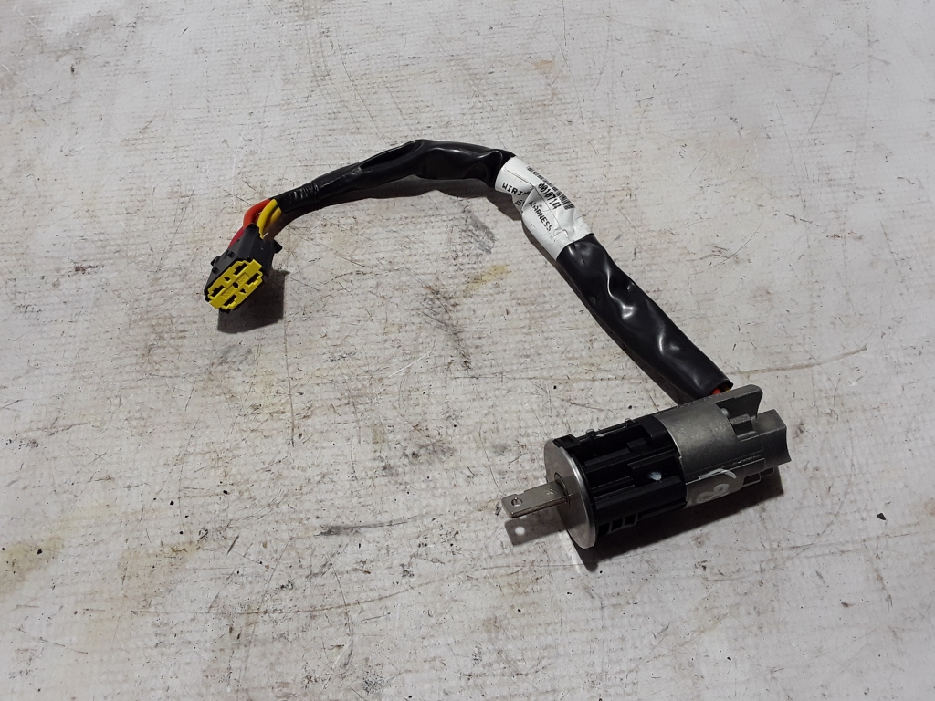 Used Dacia Sandero Ignition switch 487004353R