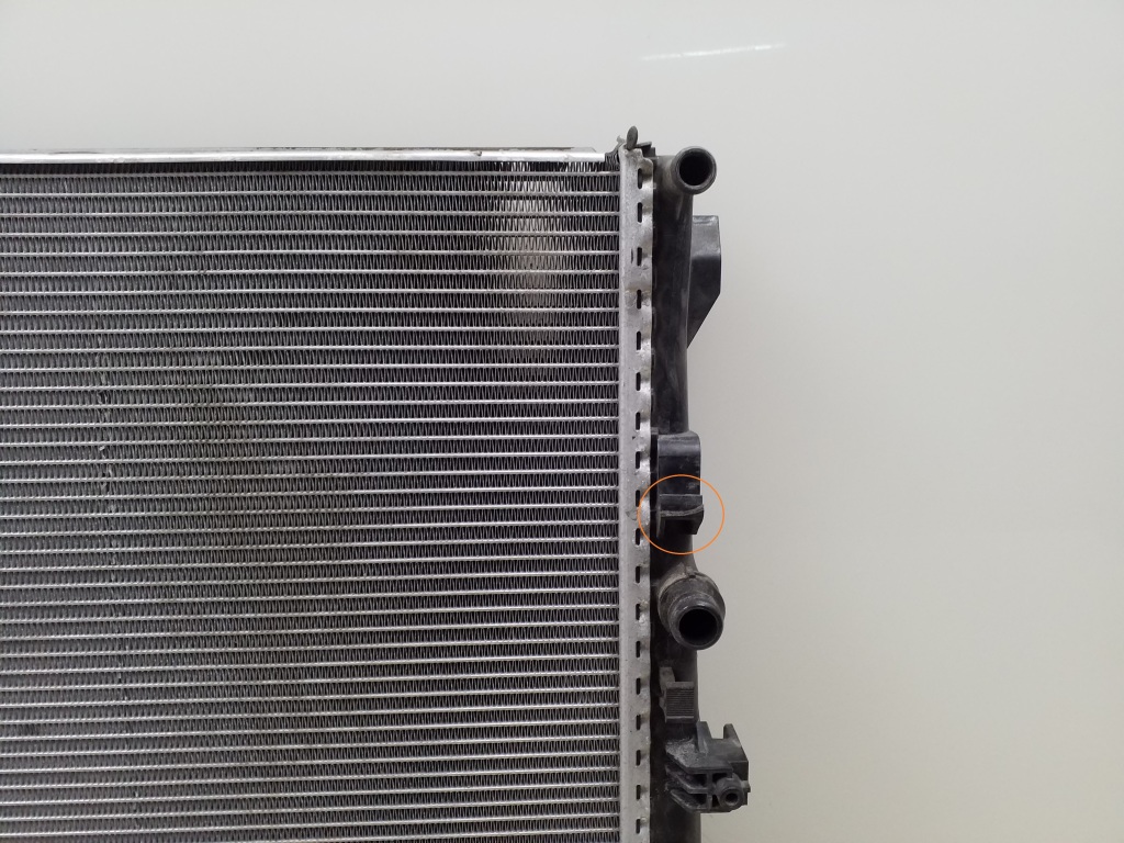 Used Mercedes Benz E-Class Cooling radiator A0995007100