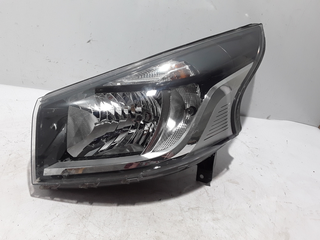 Used RENAULT Trafic Headlights 260600500R