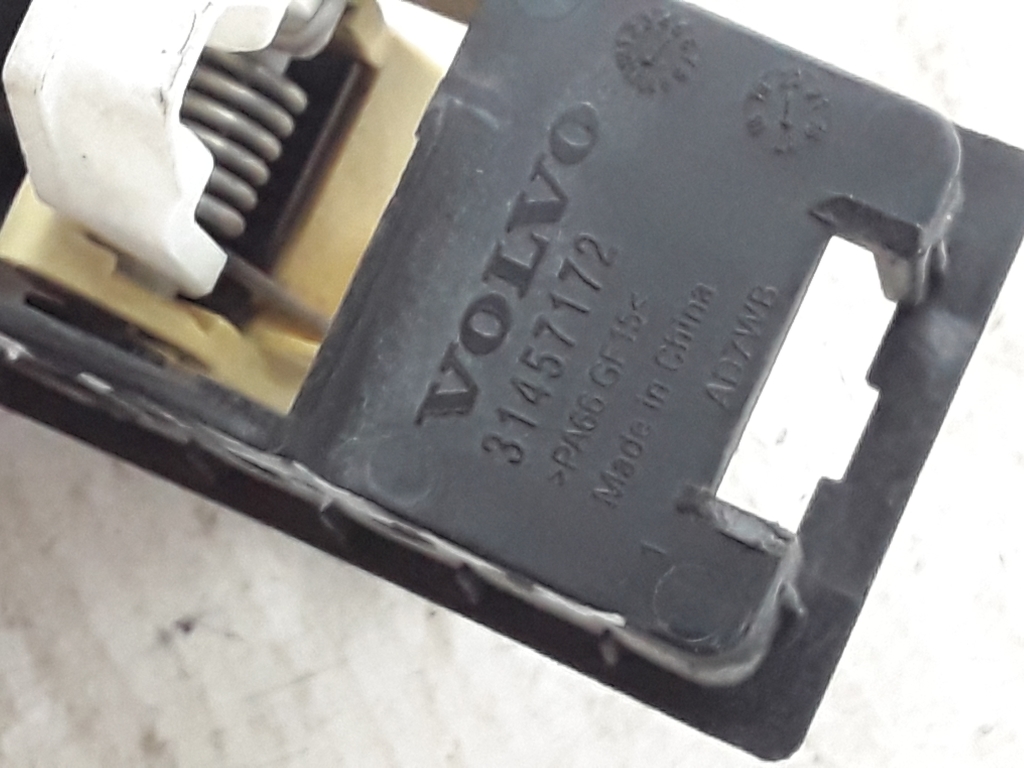 Naudotas VOLVO XC60 Variklio gaubto atidarymo rankenėlė ant gaubto 31457172