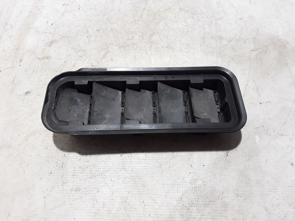 Naudotas VOLVO XC60 Galinio sparno ventiliacinės grotelės 31449325