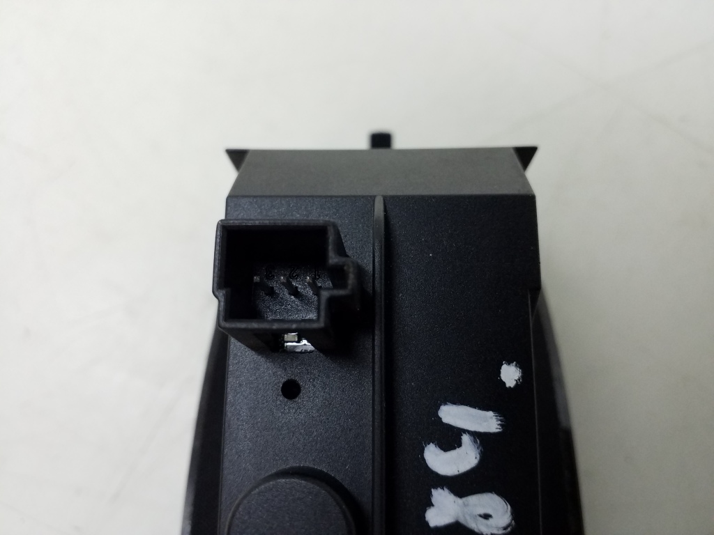 Used Mercedes Benz S-Class Switch and its parts A2218202910