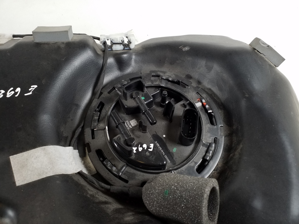 Naudotas Mercedes Benz GLC-Class Kuro bakas ir jo detalės